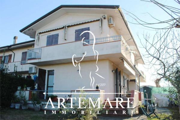 Villa plurifamiliare in vendita a Pietrasanta
