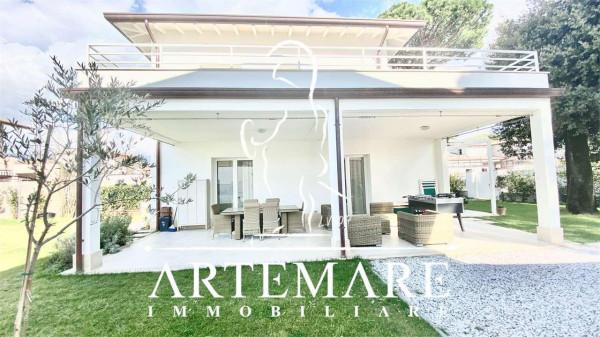 Villa bifamiliare in affitto a Forte Dei Marmi