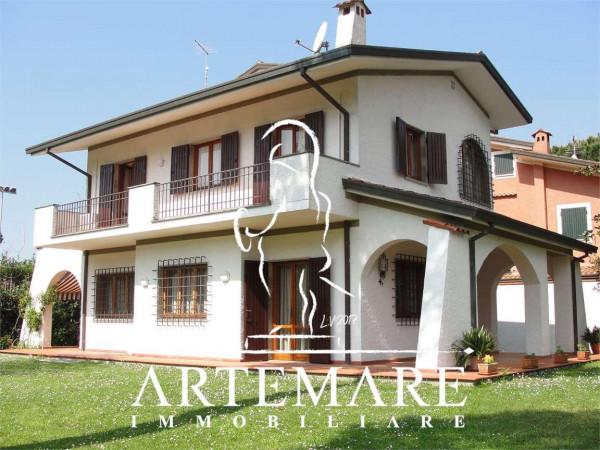 Villa bifamiliare in affitto a Forte Dei Marmi