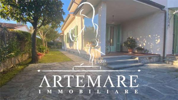 Villa bifamiliare in affitto a Forte Dei Marmi