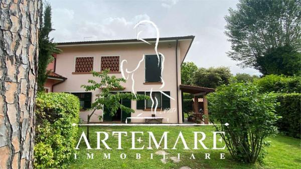 Villa bifamiliare in affitto a Forte Dei Marmi