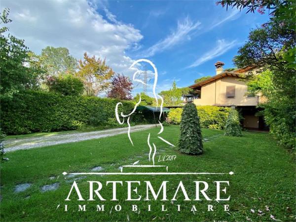 Villa bifamiliare in affitto a Forte Dei Marmi
