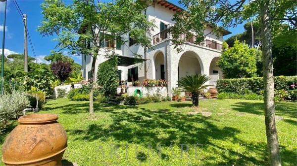 Villa bifamiliare in affitto a Forte Dei Marmi