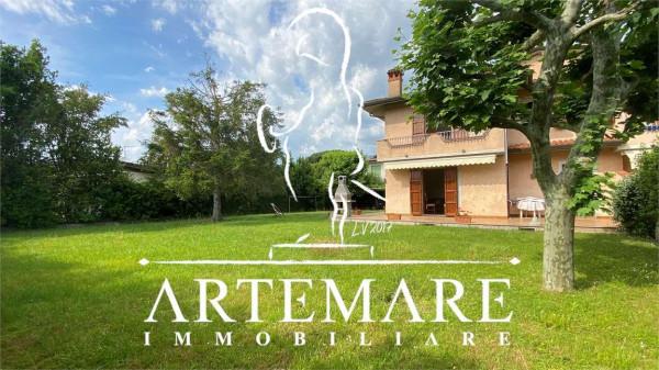 Villa bifamiliare in affitto a Forte Dei Marmi