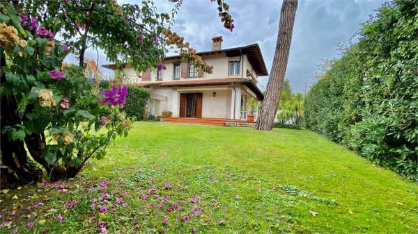Villa bifamiliare in affitto a Forte Dei Marmi