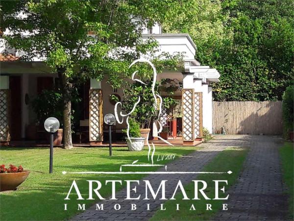 Villa bifamiliare in affitto a Forte Dei Marmi