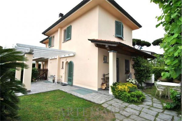 Villa bifamiliare in affitto a Forte Dei Marmi