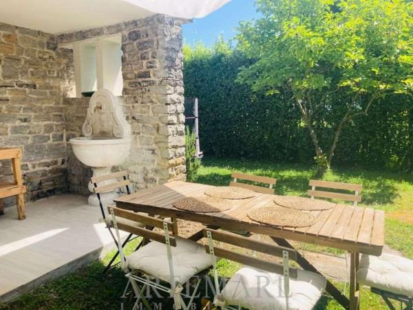 Villa bifamiliare in affitto a Forte Dei Marmi