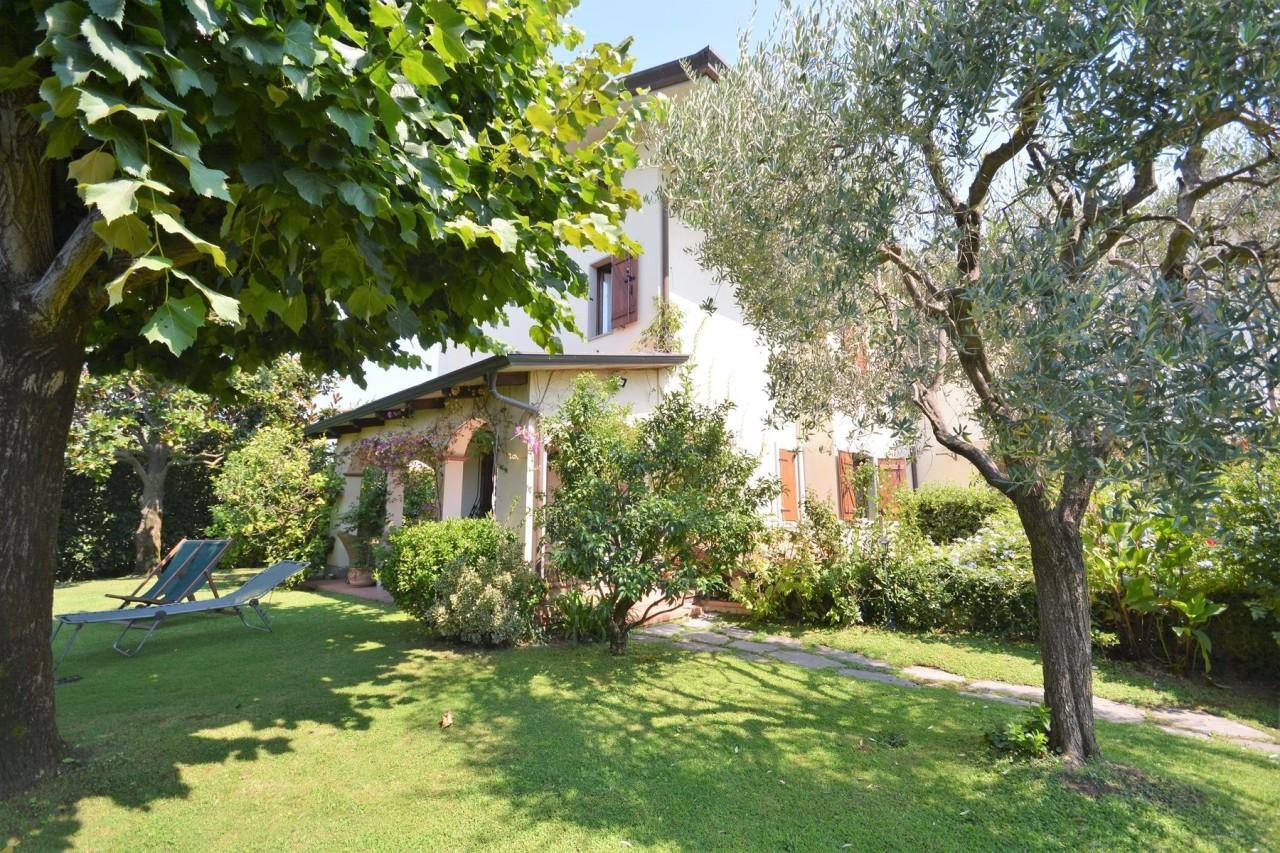 Villa a schiera in vendita a Montignoso