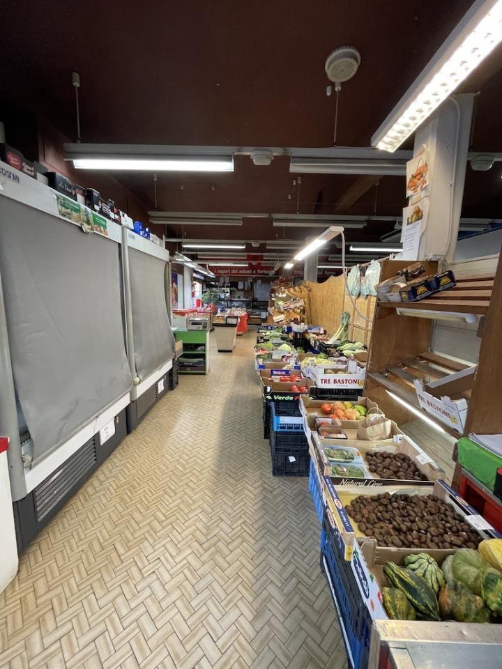 Palazzina commerciale in vendita a Pistoia