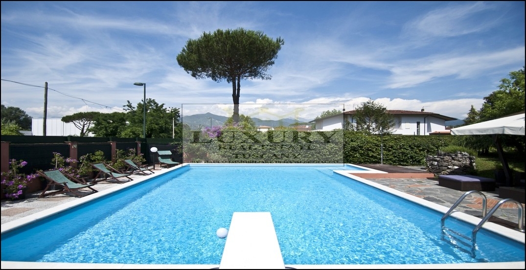 Villa bifamiliare in affitto a Forte Dei Marmi