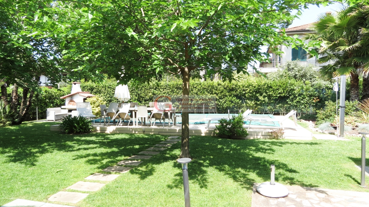 Villa bifamiliare in vendita a Forte Dei Marmi