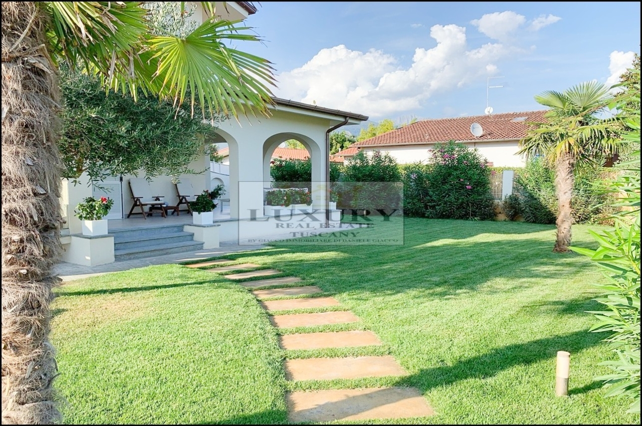 Villa bifamiliare in affitto a Forte Dei Marmi