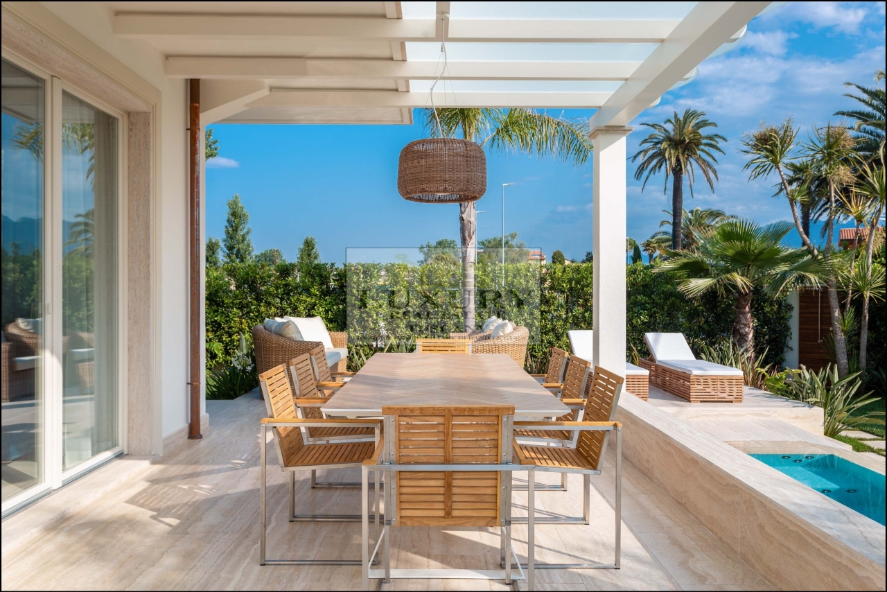 Villa bifamiliare in affitto a Forte Dei Marmi