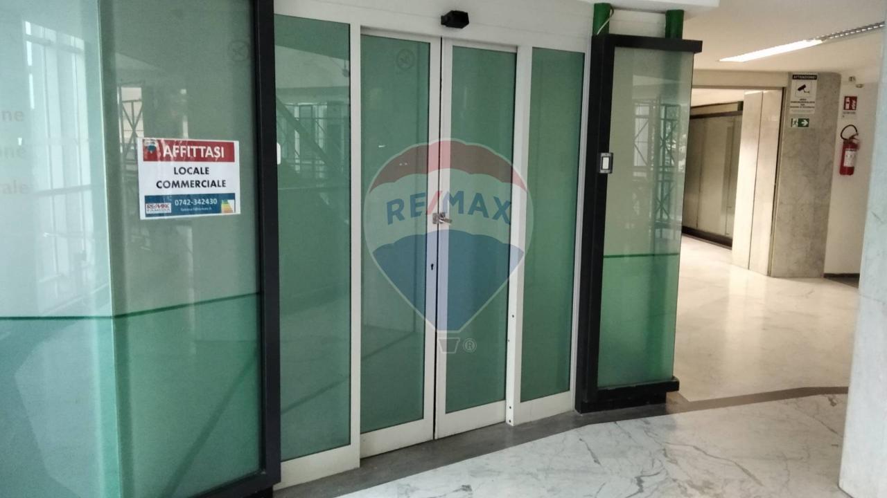 Negozio in affitto a Foligno