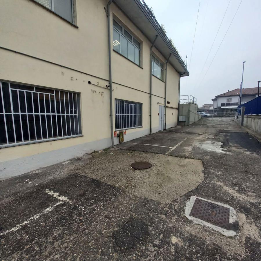 Capannone in vendita a Alba