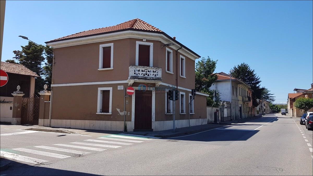 Casa indipendente in vendita a Marcallo Con Casone