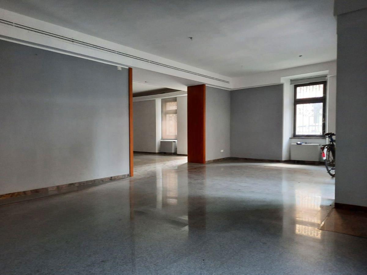 Esercizio commerciale in affitto a Carpaneto Piacentino