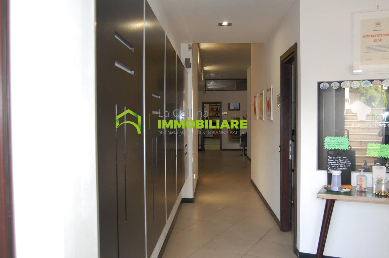 Esercizio commerciale in affitto a Cisterna Di Latina