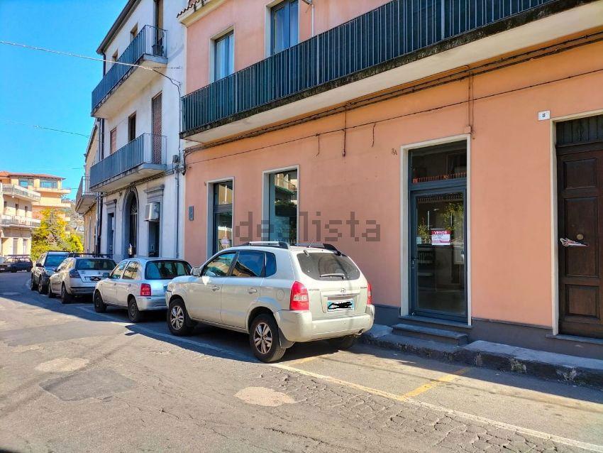 Esercizio commerciale in vendita a Acireale
