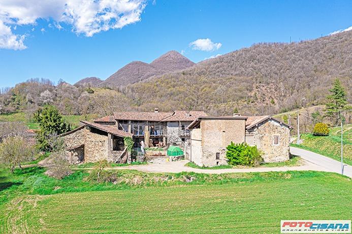 Terreno con rustico in vendita a Caprino Bergamasco