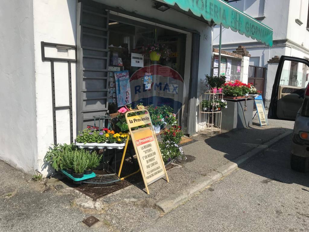 Esercizio commerciale in vendita a Cava Manara