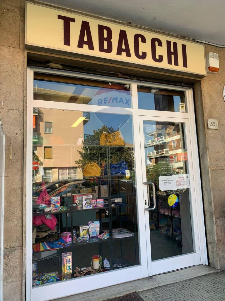 Esercizio commerciale in vendita a Pavia