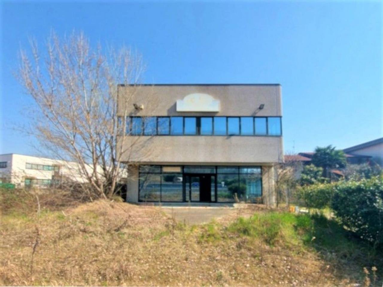 Capannone in vendita a Pombia