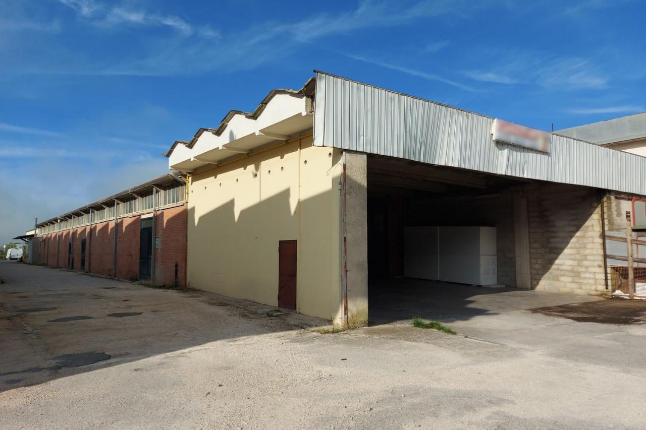 Capannone in vendita a Spello