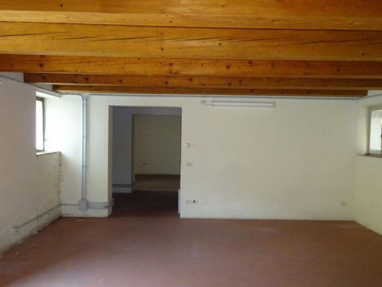 Negozio in vendita a Jesi