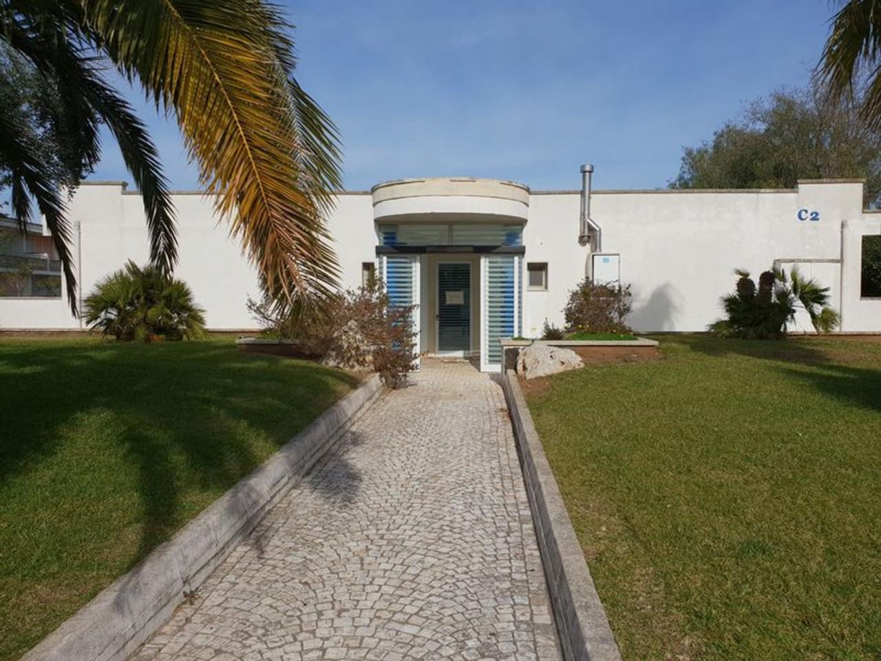 Esercizio commerciale in vendita a Lizzanello