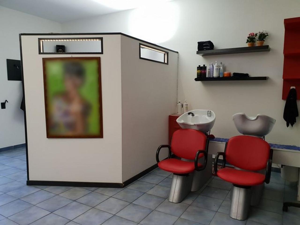 Esercizio commerciale in vendita a Lizzanello