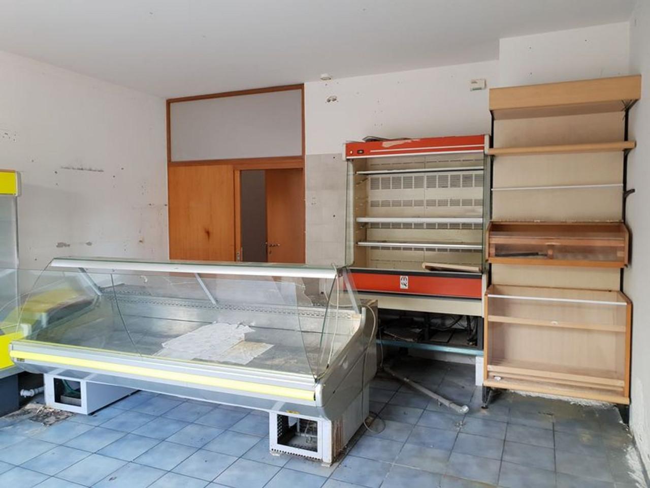 Esercizio commerciale in vendita a Lizzanello