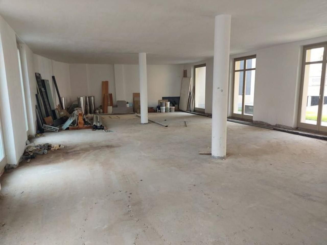 Negozio in vendita a Alba