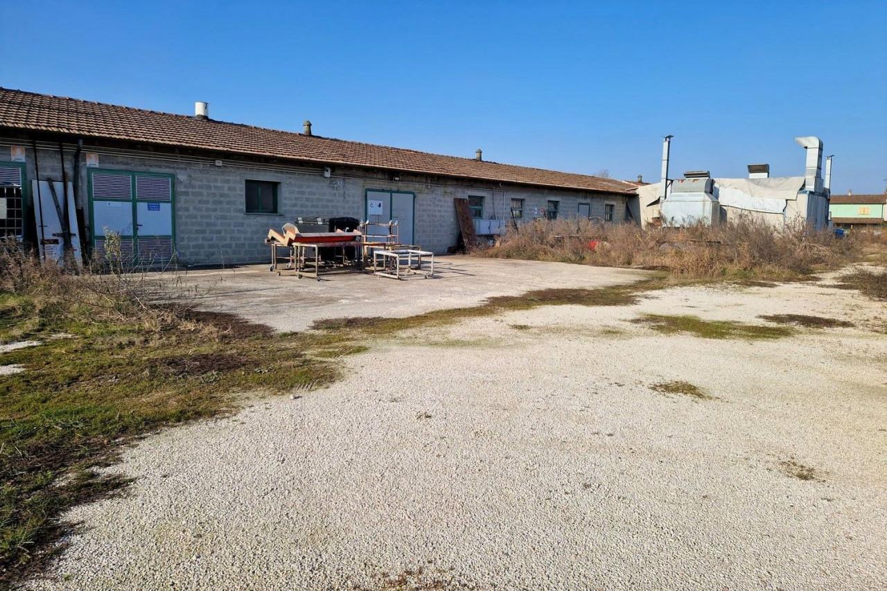 Capannone in vendita a Melara