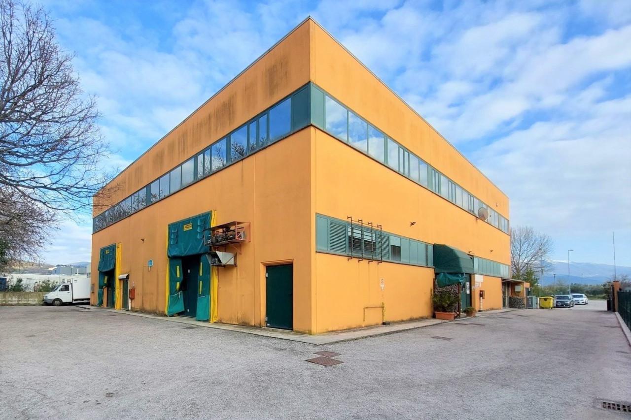 Capannone in vendita a Foligno