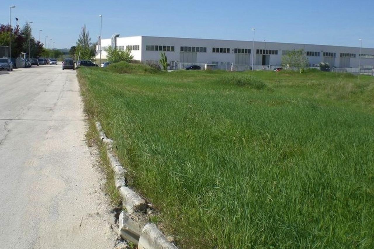 Terreno edificabile industriale in vendita a Monte Roberto