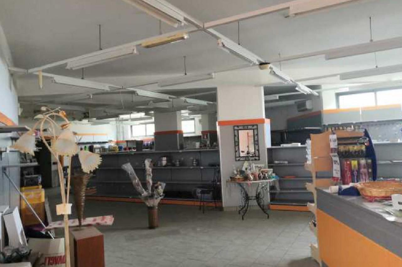 Esercizio commerciale in vendita a Altavilla Milicia
