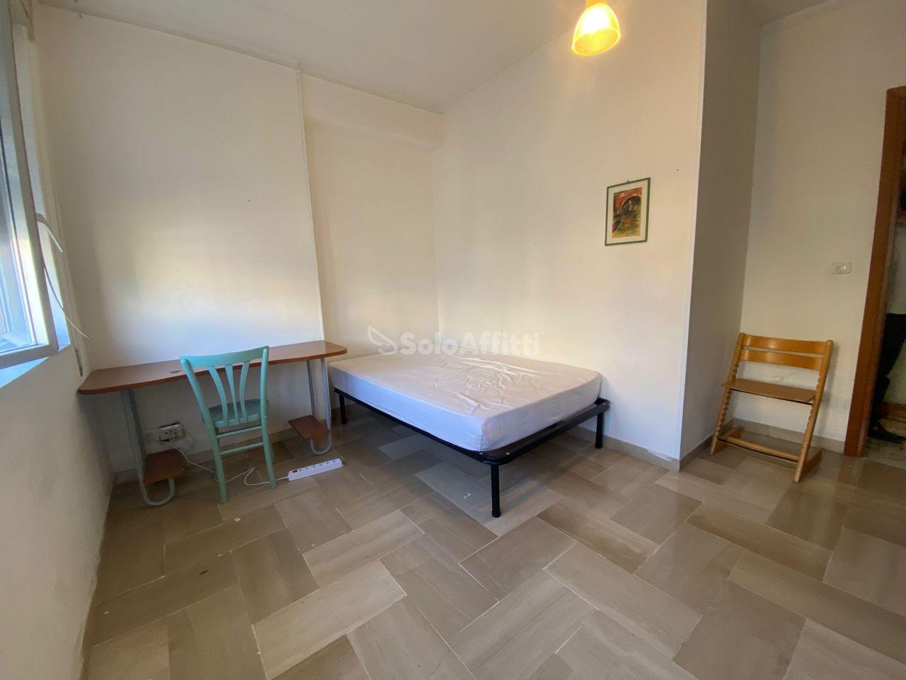 Stanza in appartamento in affitto a Latina