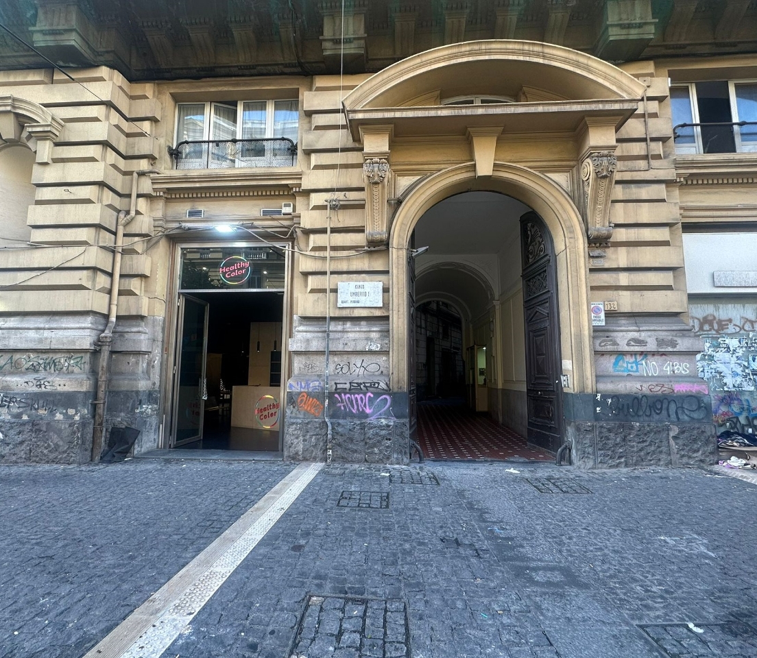 Locale commerciale in vendita a Napoli