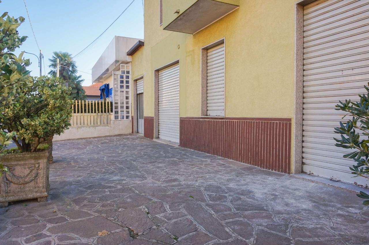 Negozio in affitto a Carbonate