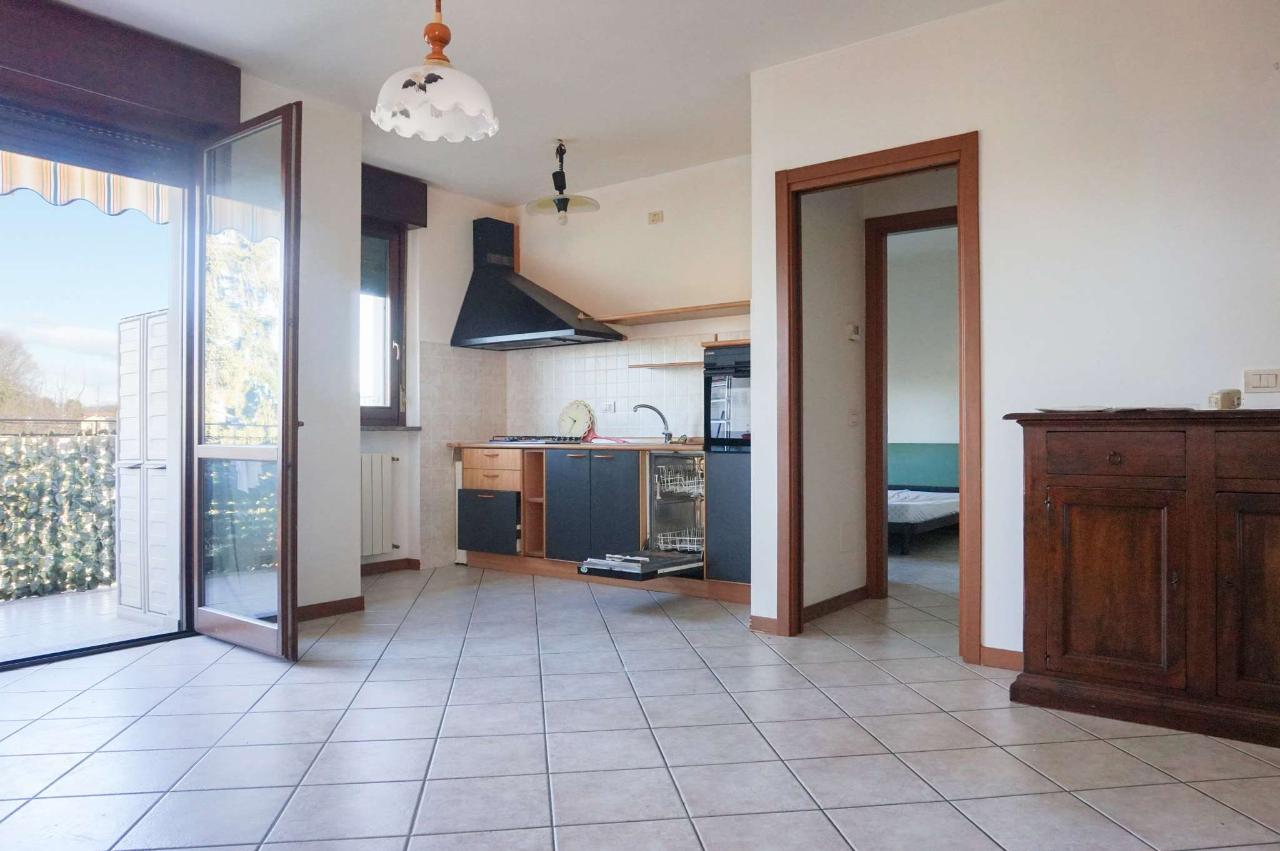 Appartamento in vendita a Locate Varesino
