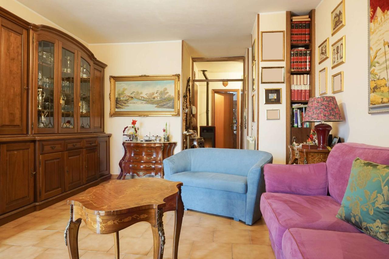 Appartamento in vendita a Locate Varesino