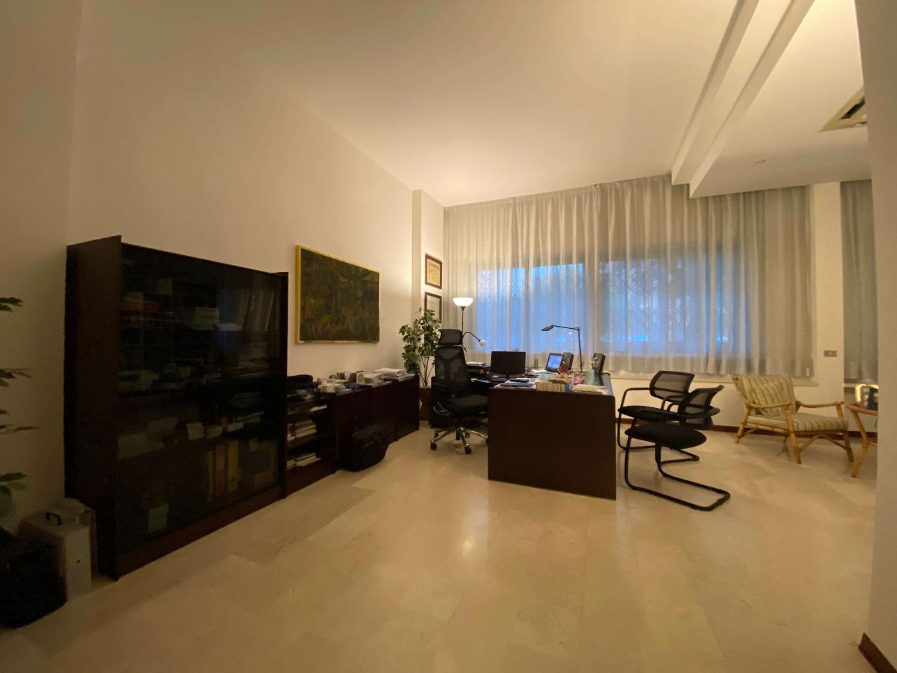 Negozio in vendita a Modena