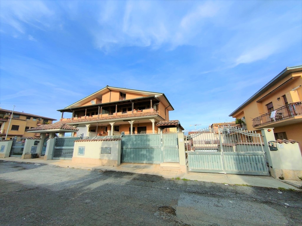 Trilocale in Via Massafra, Roma