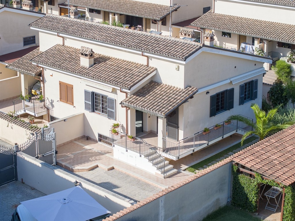 Villa bifamiliare in vendita a Roma