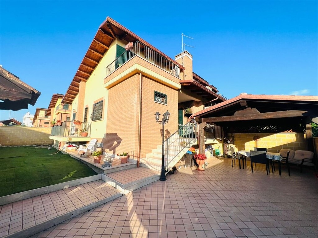 Villa bifamiliare in vendita a Roma