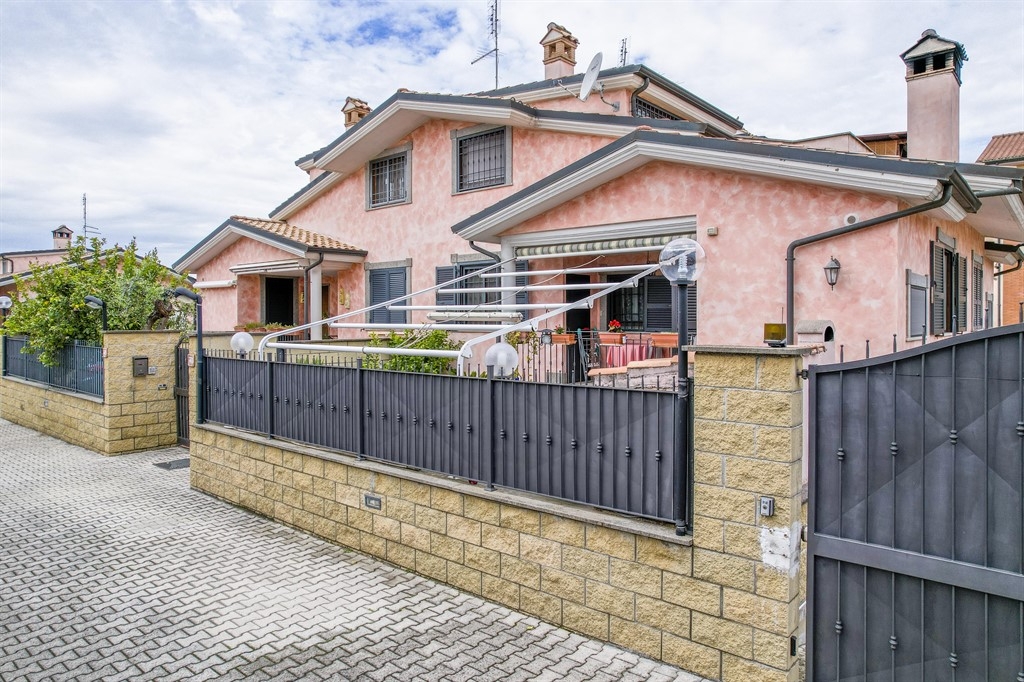 Villa quadrifamiliare in vendita a Roma
