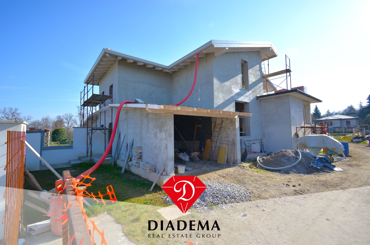 Villa bifamiliare in vendita a Caronno Varesino