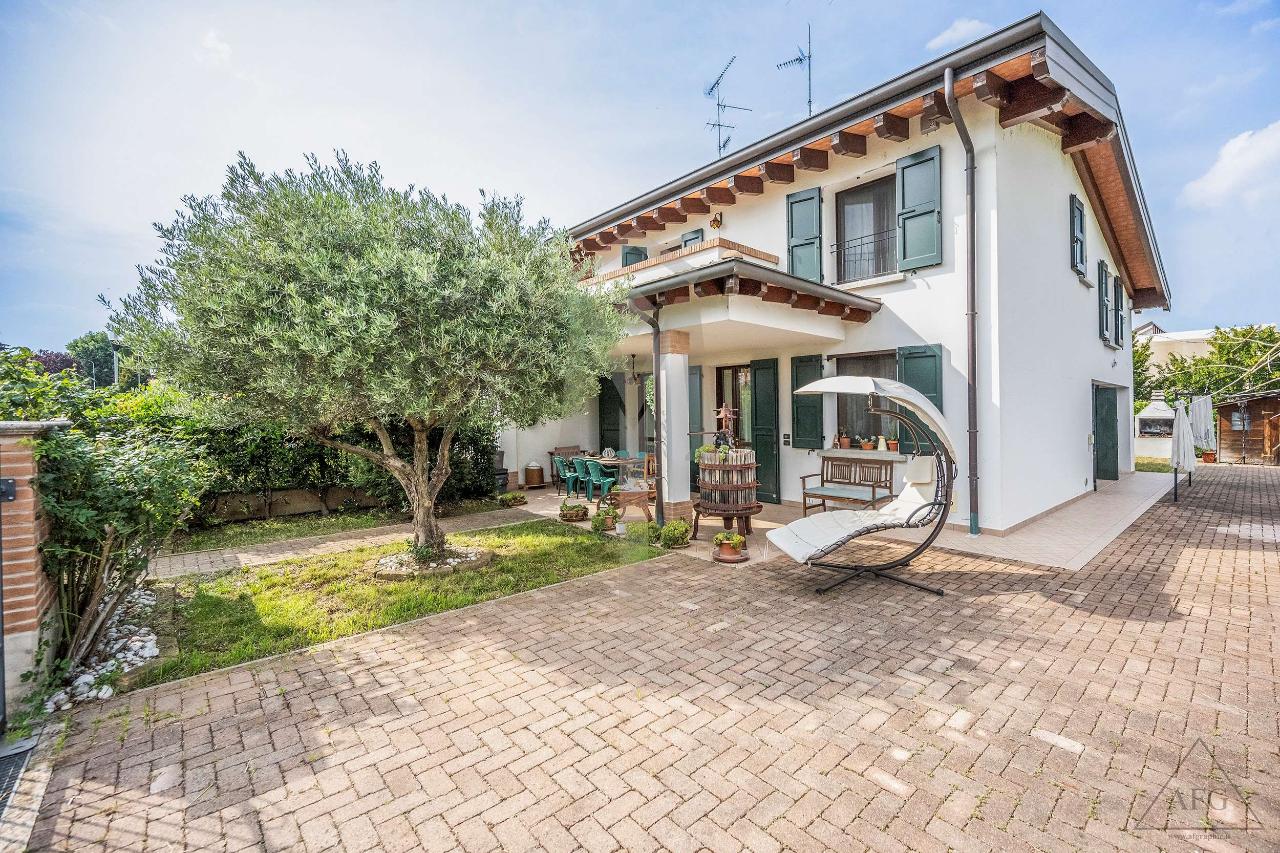 Villa bifamiliare in vendita a Bibbiano